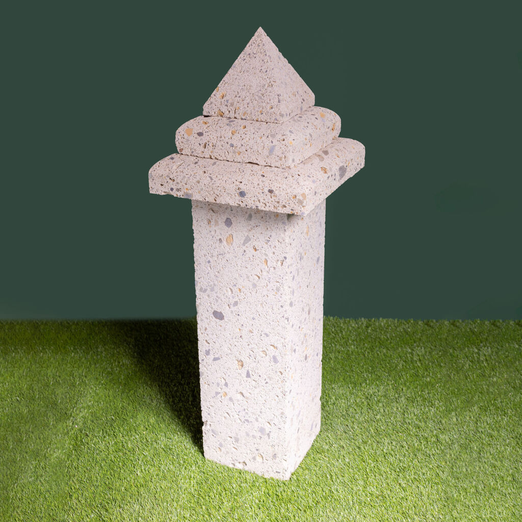 Pirámide / pináculo en piedra natural – Cantos Blancos del Sur